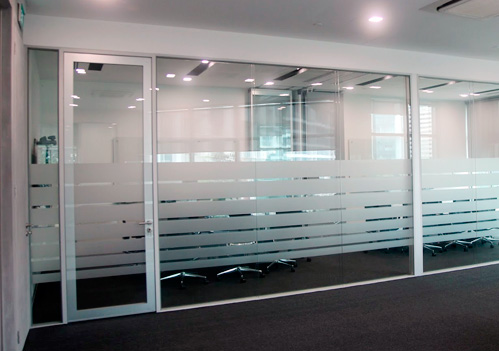 Puerta proyectante batiente - Sillas y Mesas Colombia